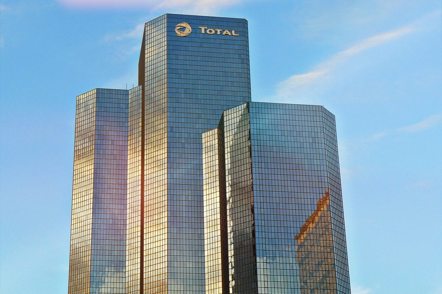 La tour Total vendue par un trader après une mauvaise manipulation