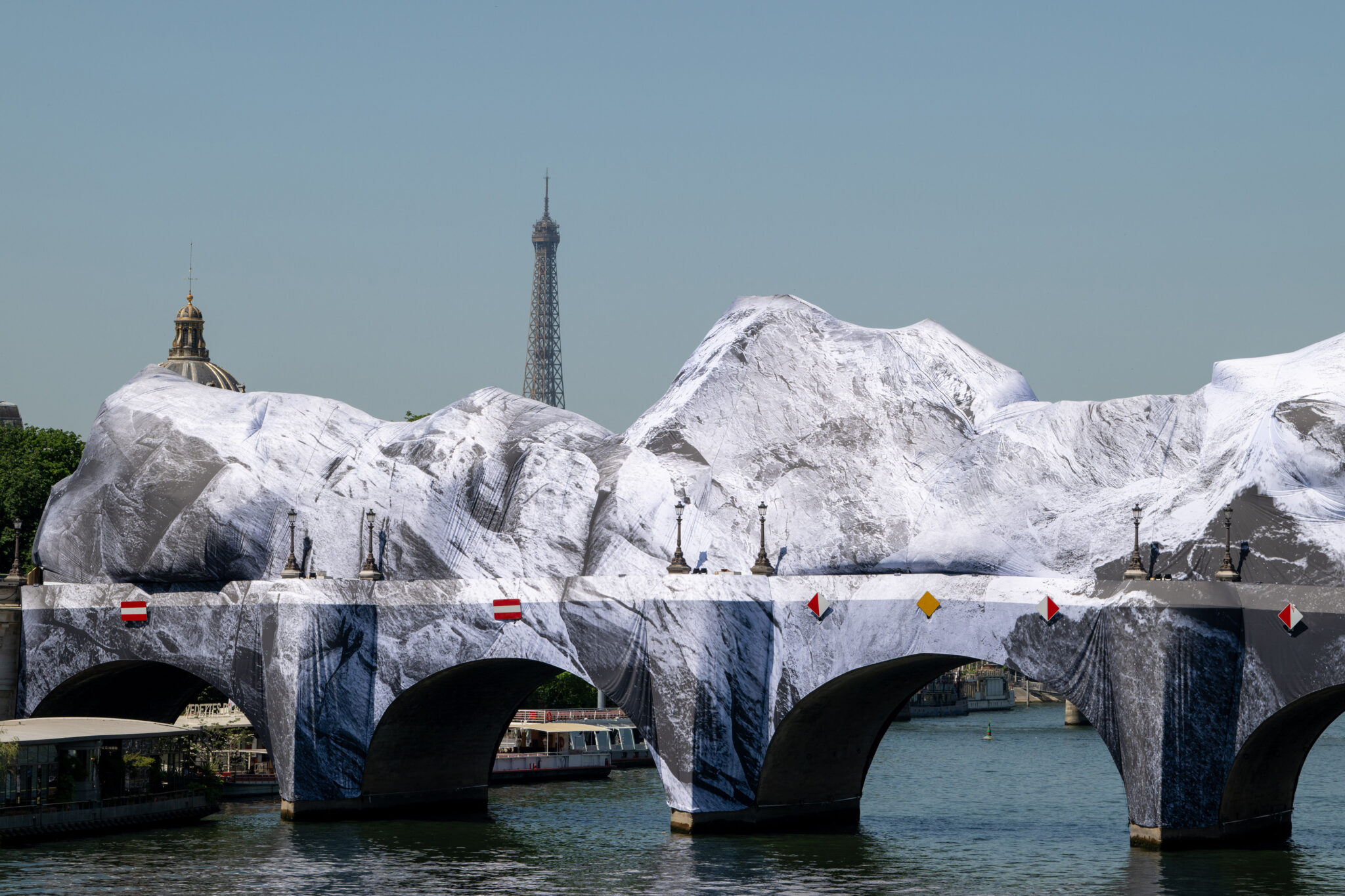 Après avoir emballé le Pont-Neuf, JR annonce qu’il va emballer Gérard ...